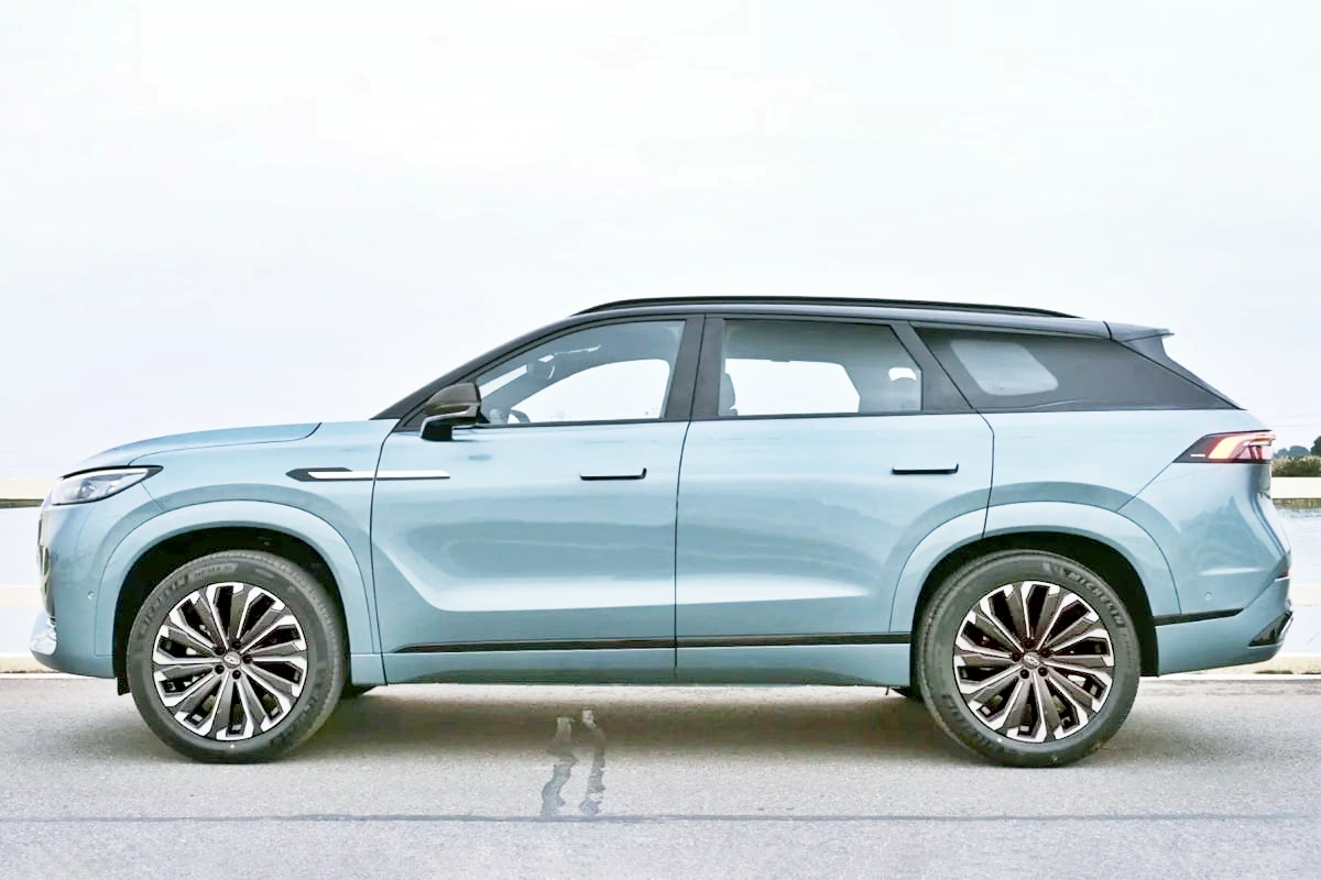 주행거리 1,400km 실화? KGM 신형 렉스턴 유출.. 현대기아 초비상 - 트래피카